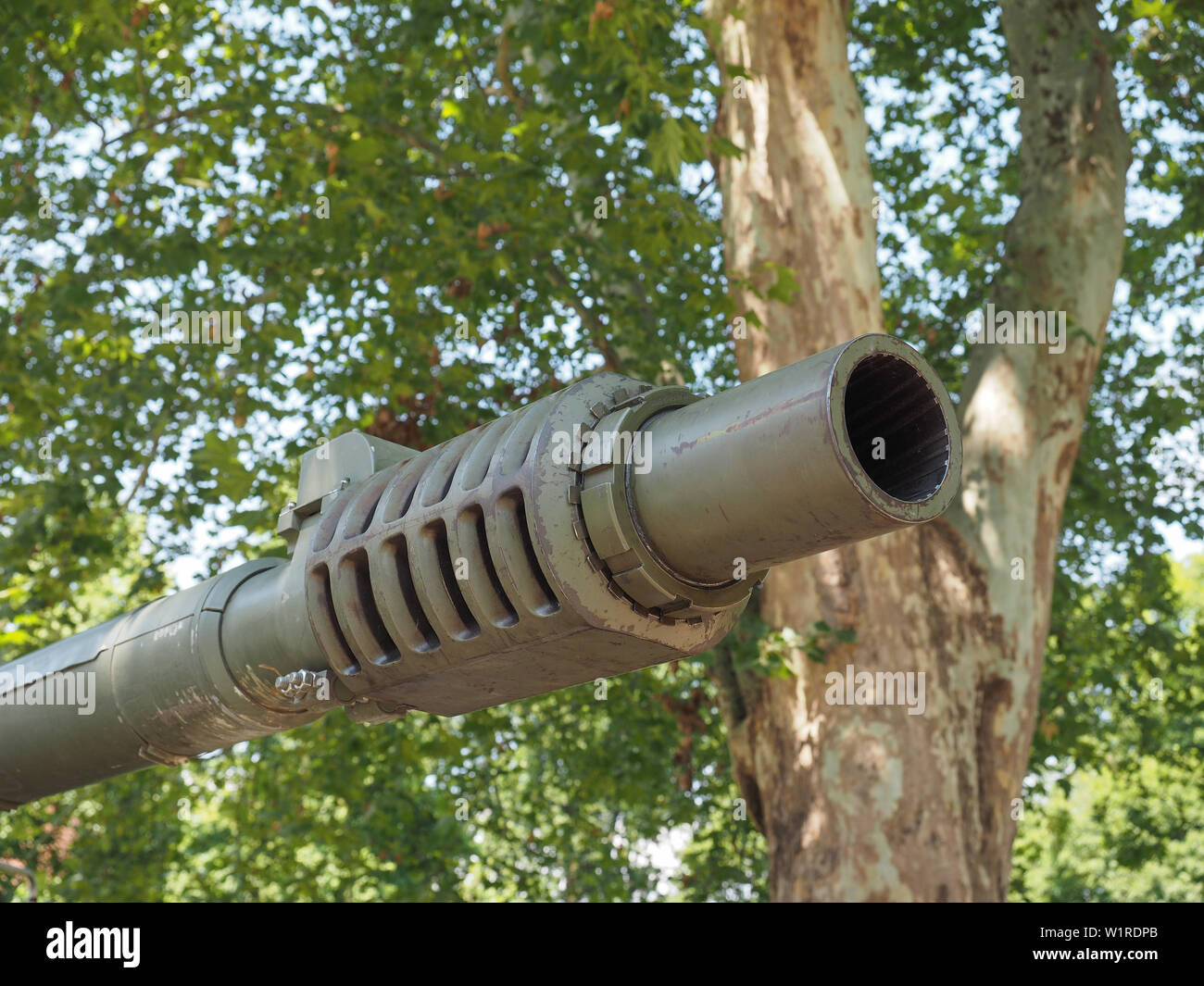gun on tank used by the army Stock Photo - Alamy