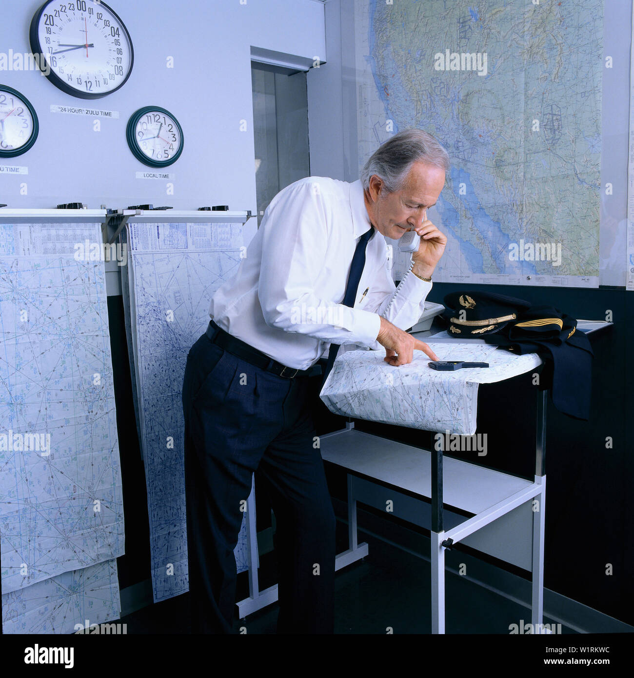Women checking maps hi-res stock photography and images - Alamy