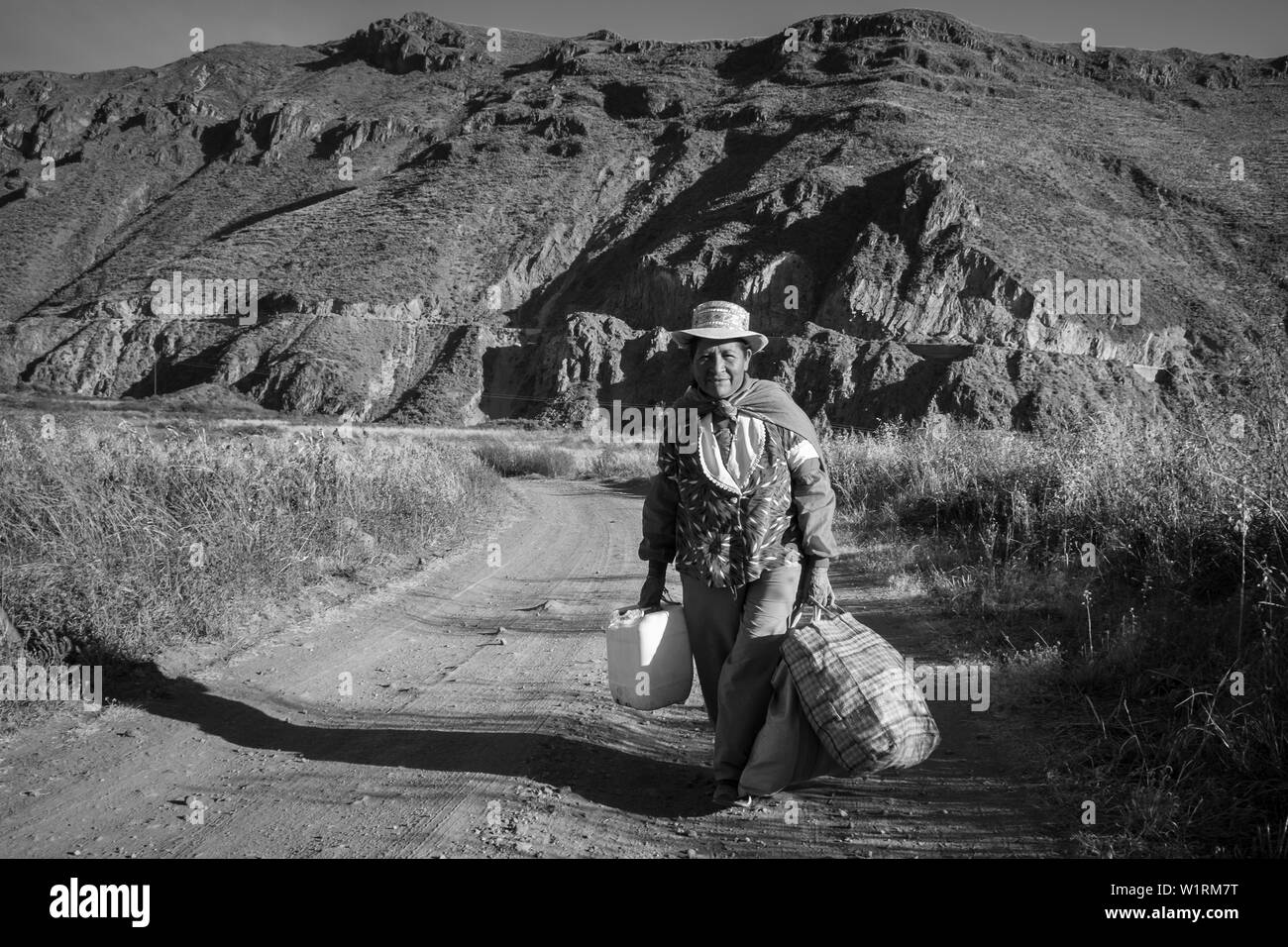 Perù, Coporaque, farmer working in the fields Stock Photo - Alamy