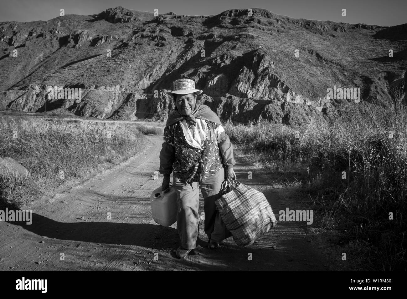 Perù, Coporaque, farmer working in the fields Stock Photo - Alamy
