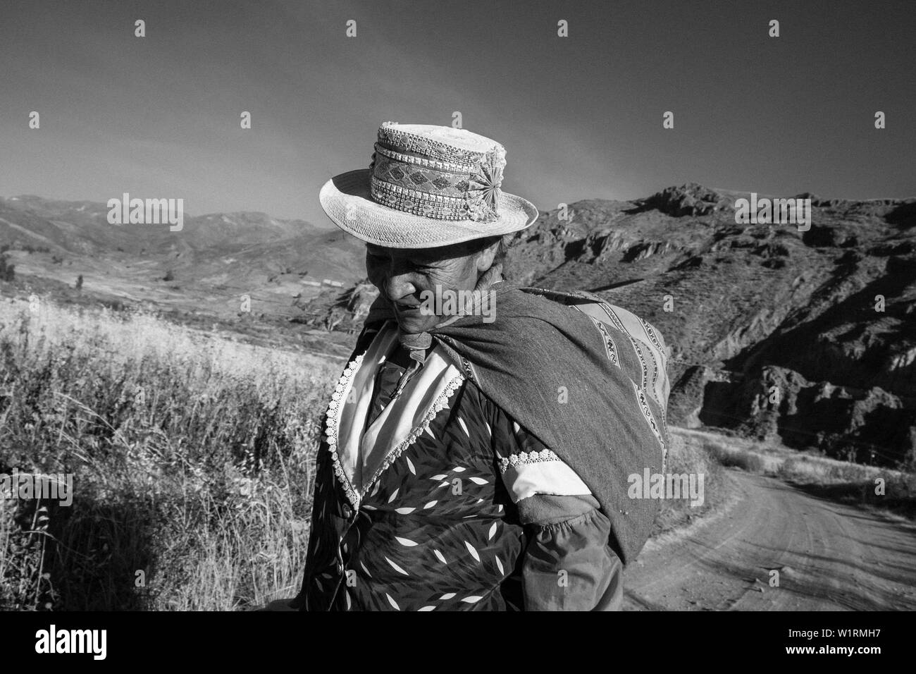 Perù, Coporaque, farmer working in the fields Stock Photo - Alamy