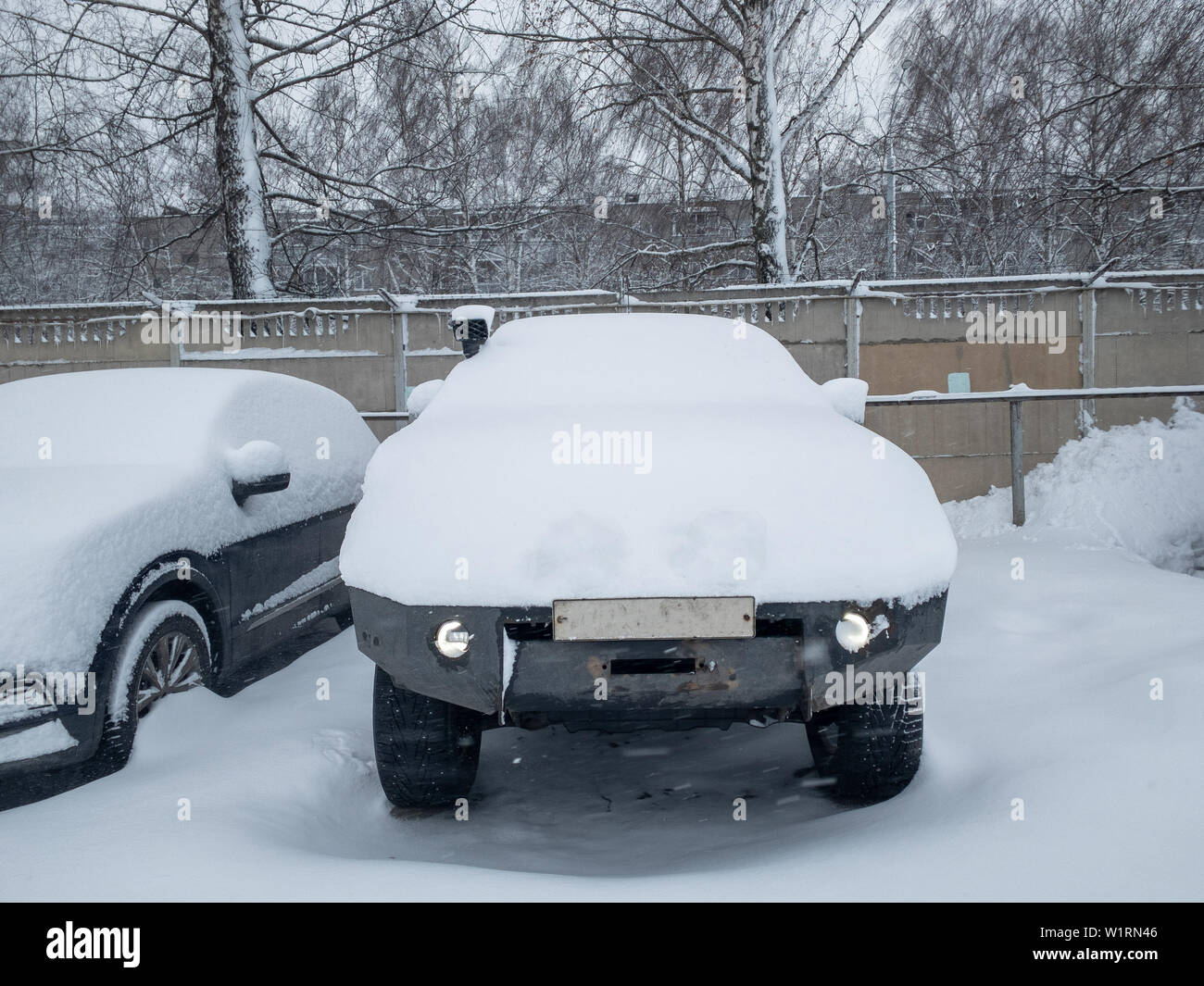 Red car in snow drift hi-res stock photography and images - Alamy