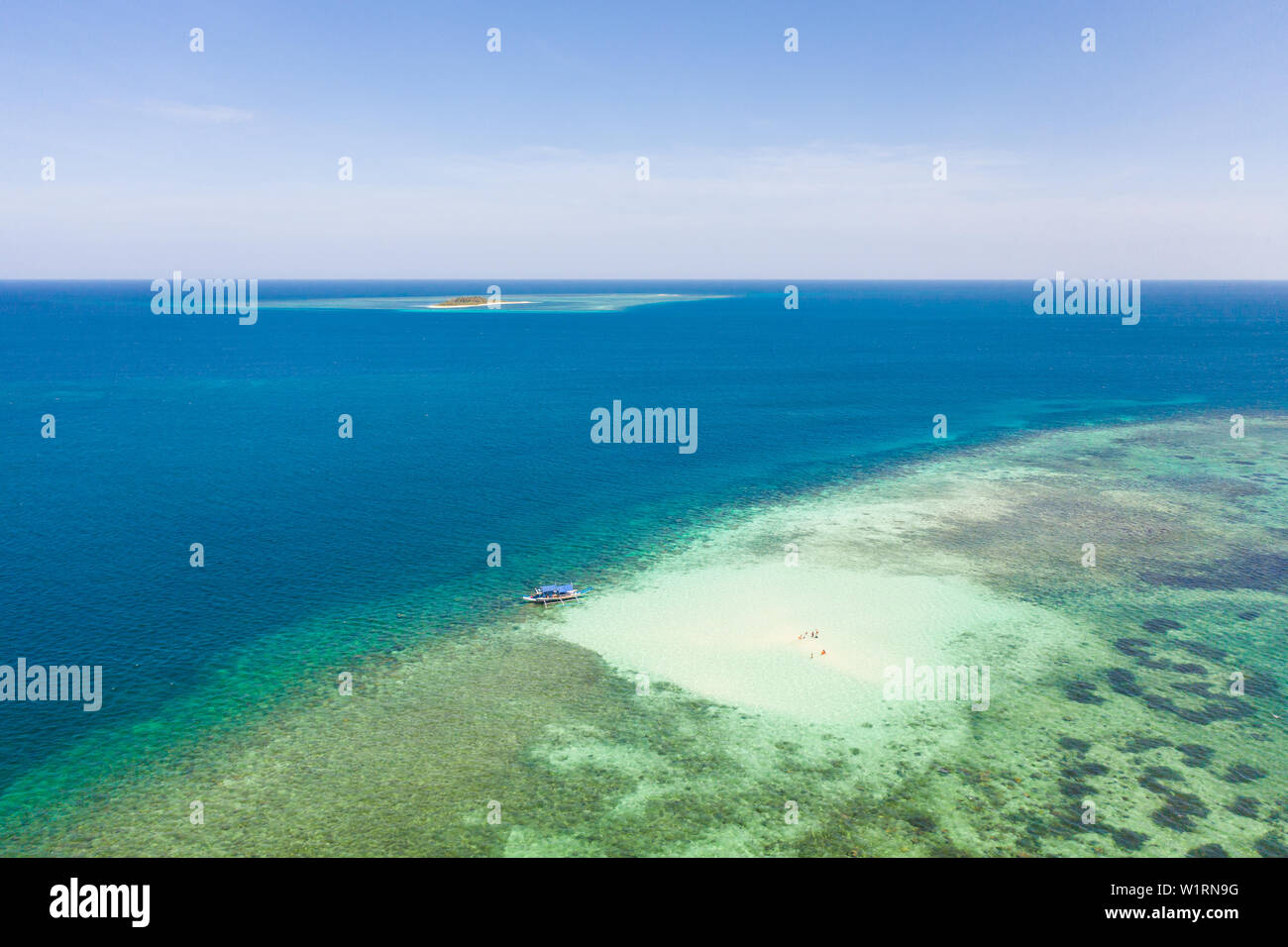Sandbar on a coral reef. Atoll with turquoise water and sandy bottom ...
