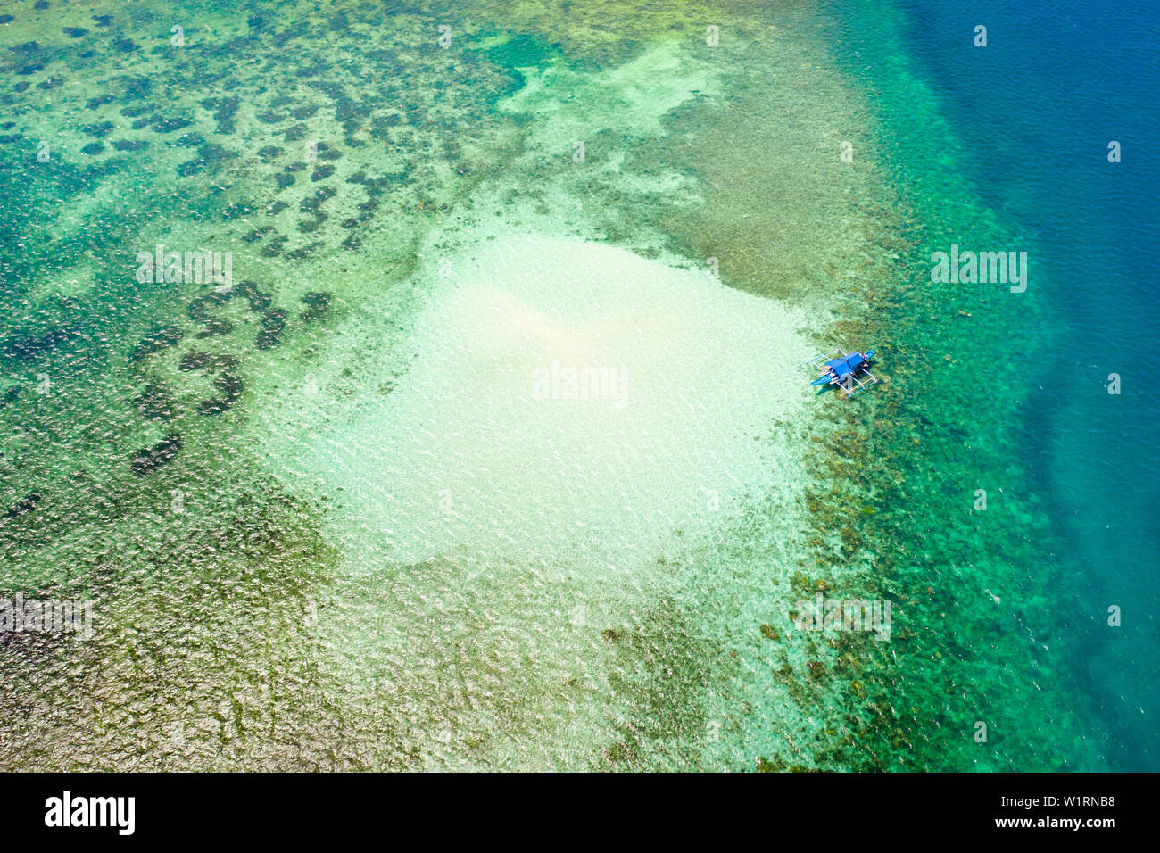 Sandbar on a coral reef. Atoll with turquoise water and sandy bottom ...