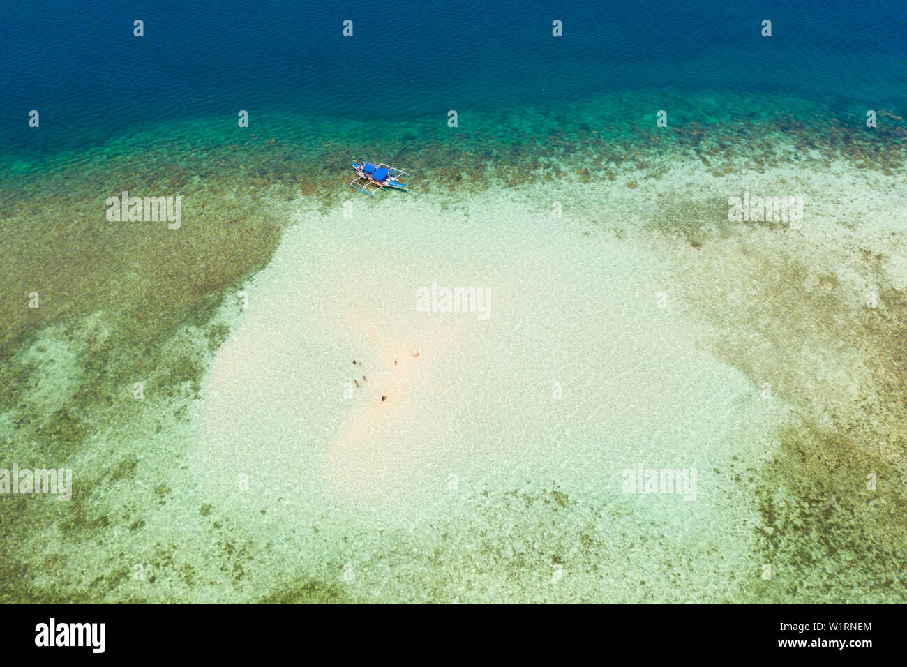 Sandbar on a coral reef. Atoll with turquoise water and sandy bottom ...