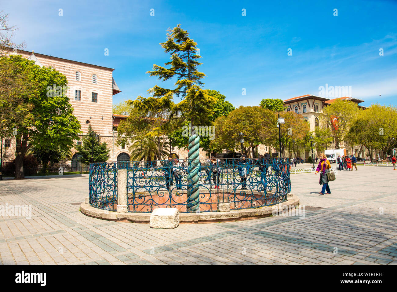 Snake column (knitted column) near Blue Mosque (Sultanahmet camii) in ...