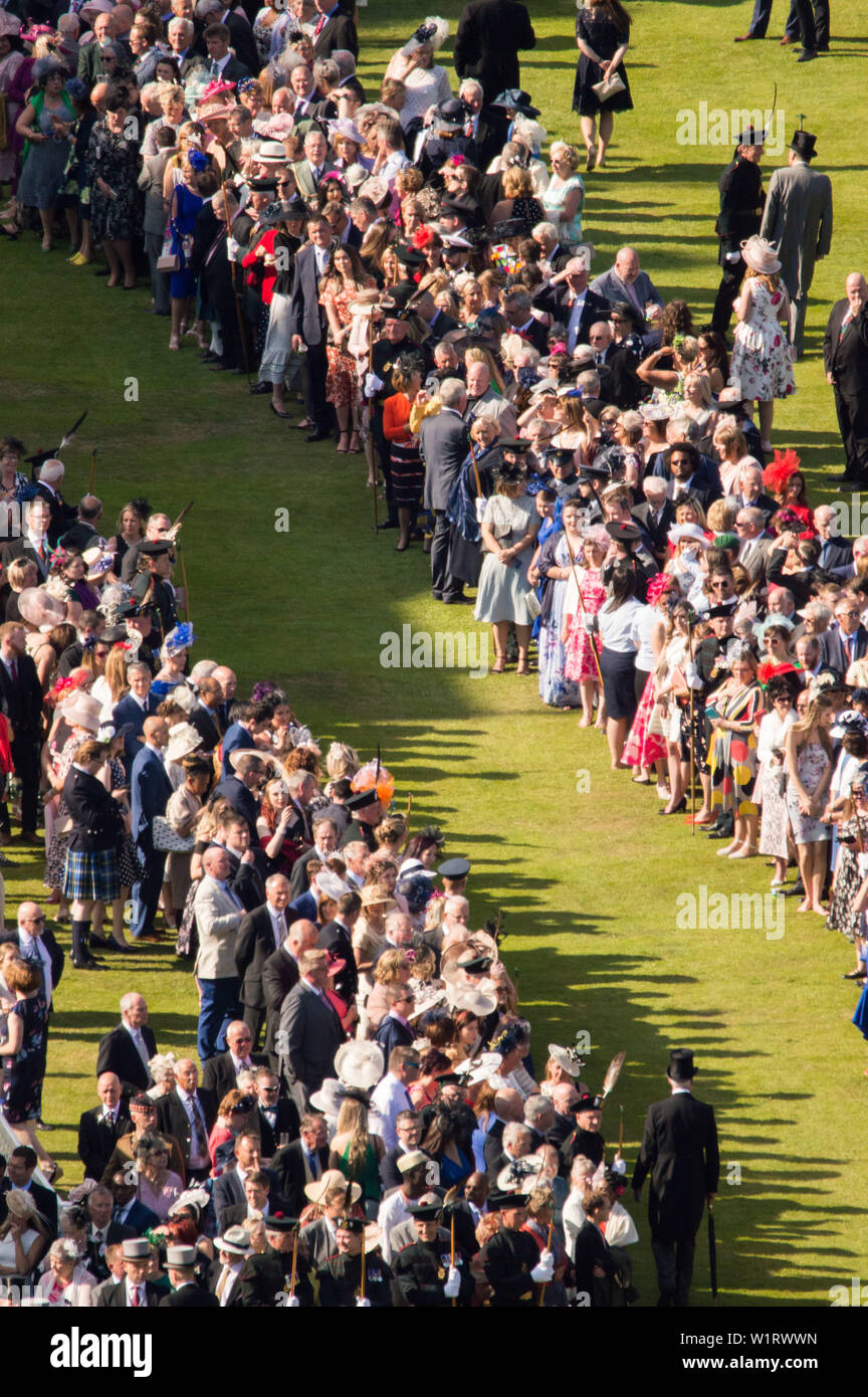 Royal garden party at the palace of holyroodhouse hi-res stock ...