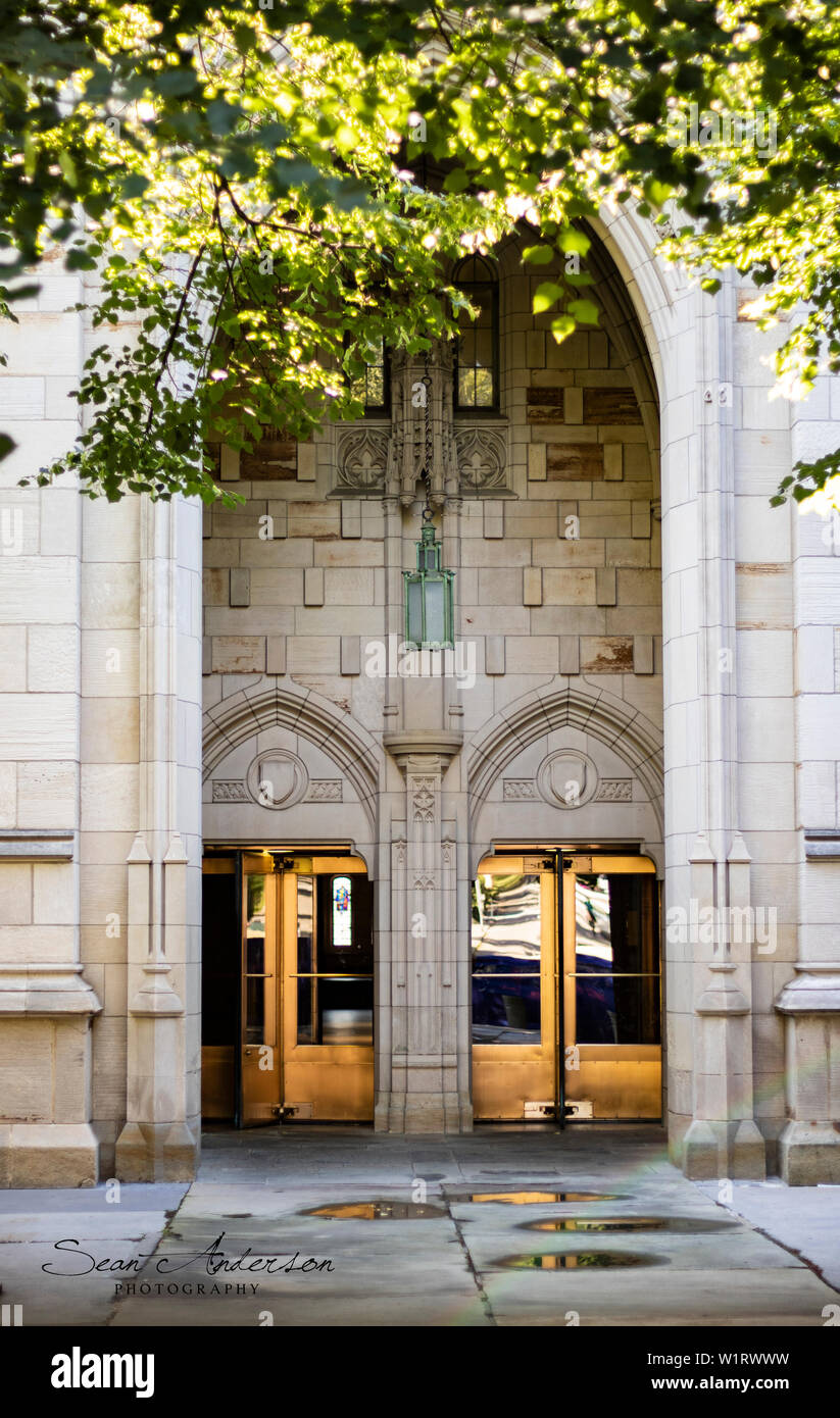 Cathedral of Learning (Side Entrance Stock Photo - Alamy