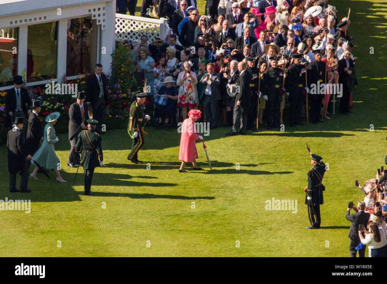 Royal family garden party hi-res stock photography and images - Alamy