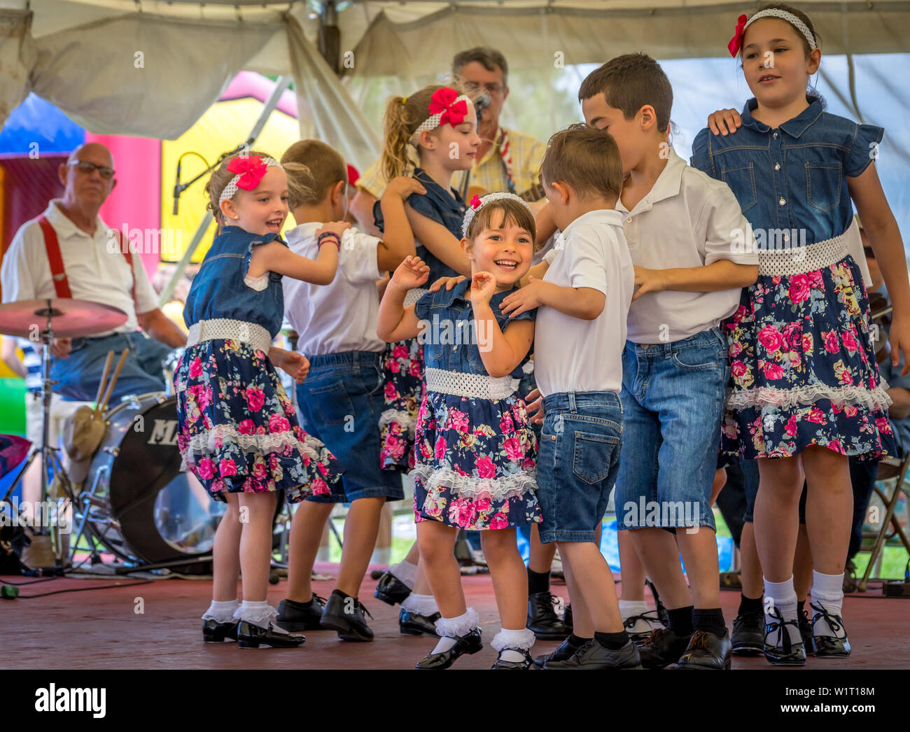 Country music usa couple dance hi-res stock photography and images - Alamy