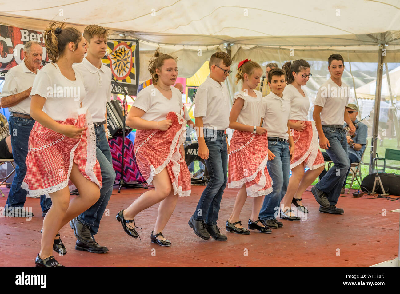 Dutch traditional costume hi-res stock photography and images - Alamy