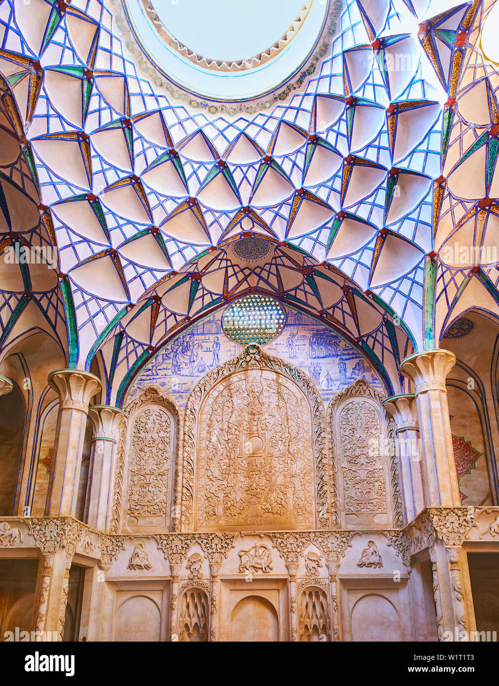 KASHAN, IRAN - OCTOBER 23, 2017: The carved details of interior ...
