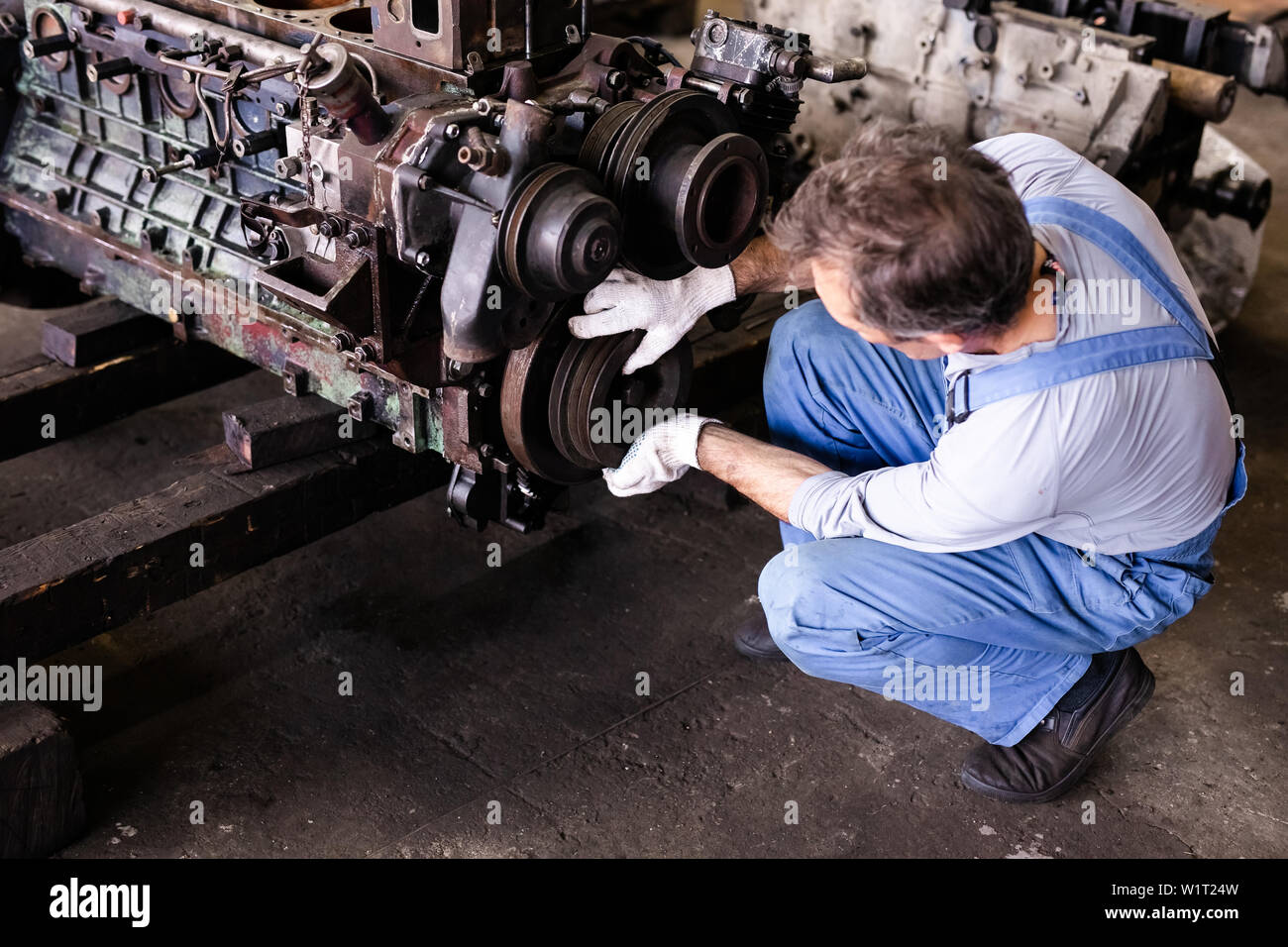 Mechanic opened the locking valve mechanism. Disassemble engine block ...