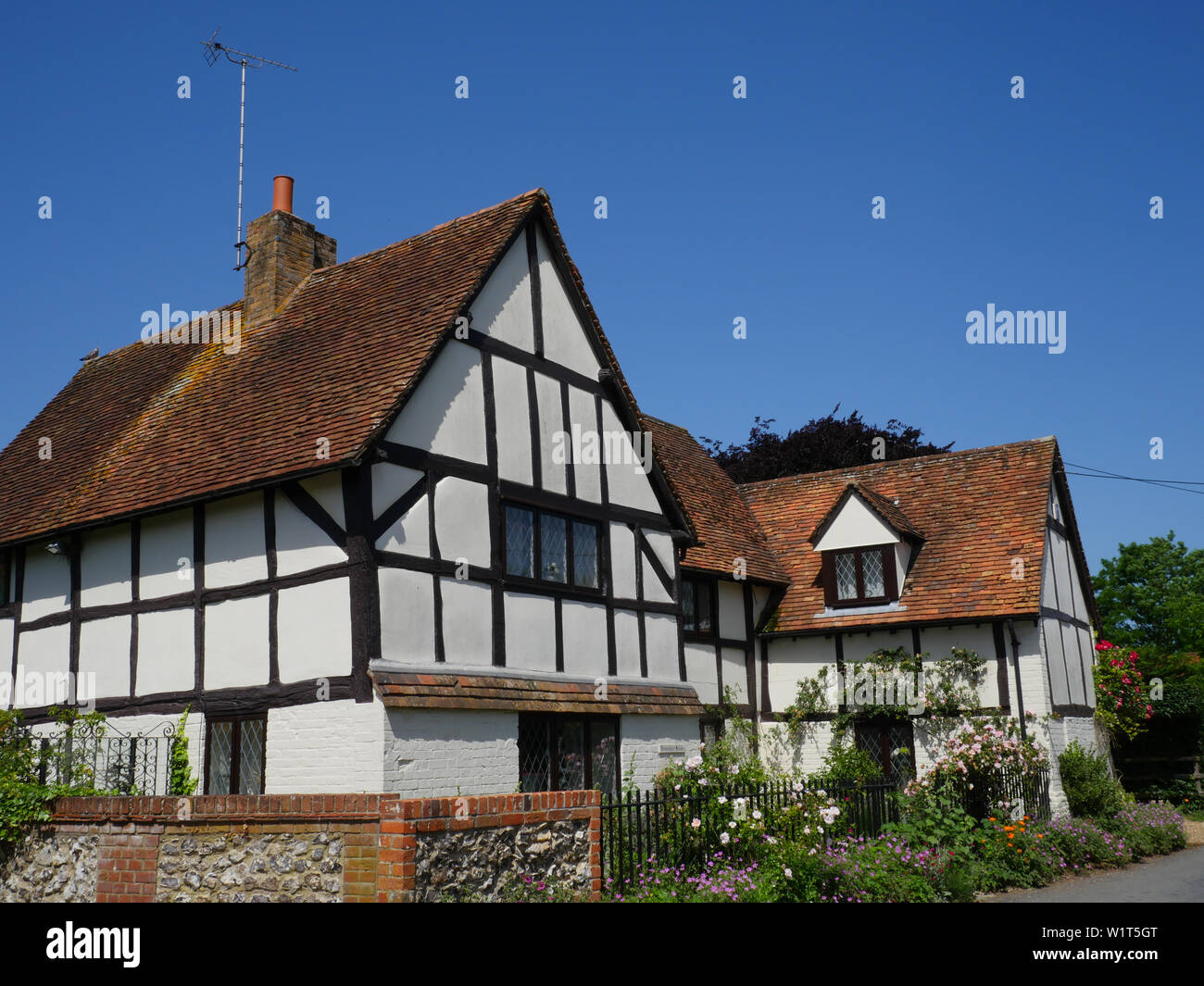 On the Ancient Ridgeway Path, Tudor House with Flowers, South Stoke ...