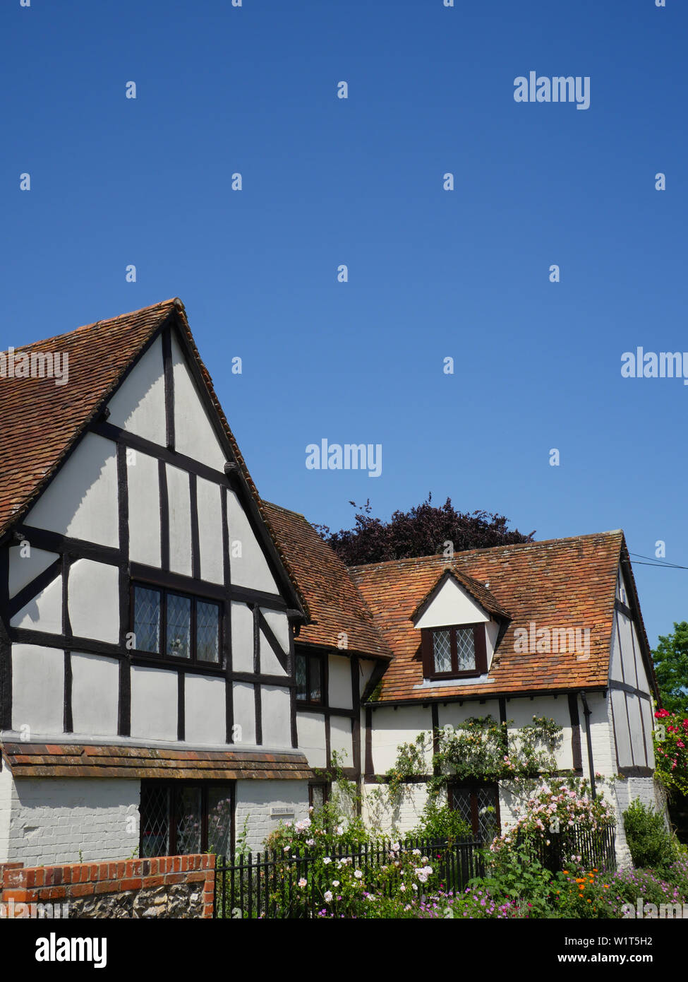 Tudor house england hi-res stock photography and images - Alamy