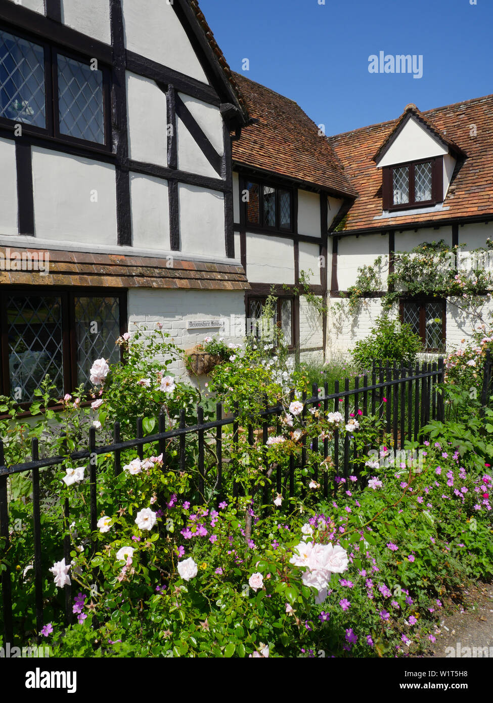 Tudor house england hi-res stock photography and images - Alamy