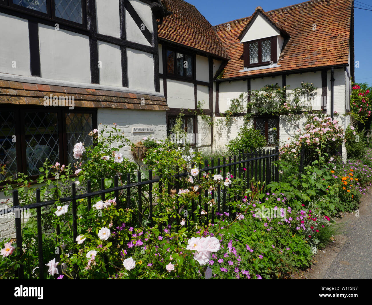 On the Ancient Ridgeway Path, Tudor House with Flowers, South Stoke ...