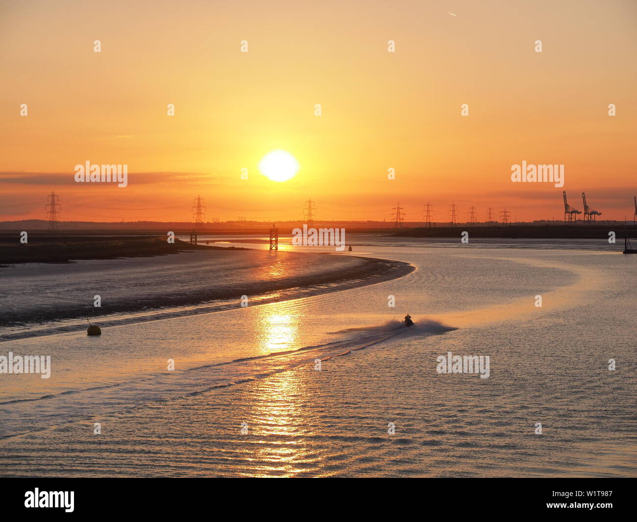 Sheppey Crossing, Kent, UK. 3rd July, 2019. UK Weather: the sun sets ...