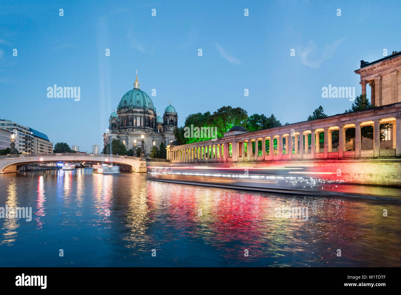 Night time shot cathedral hi-res stock photography and images - Alamy