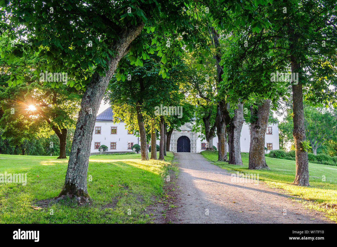 Castle driveway hi-res stock photography and images - Alamy