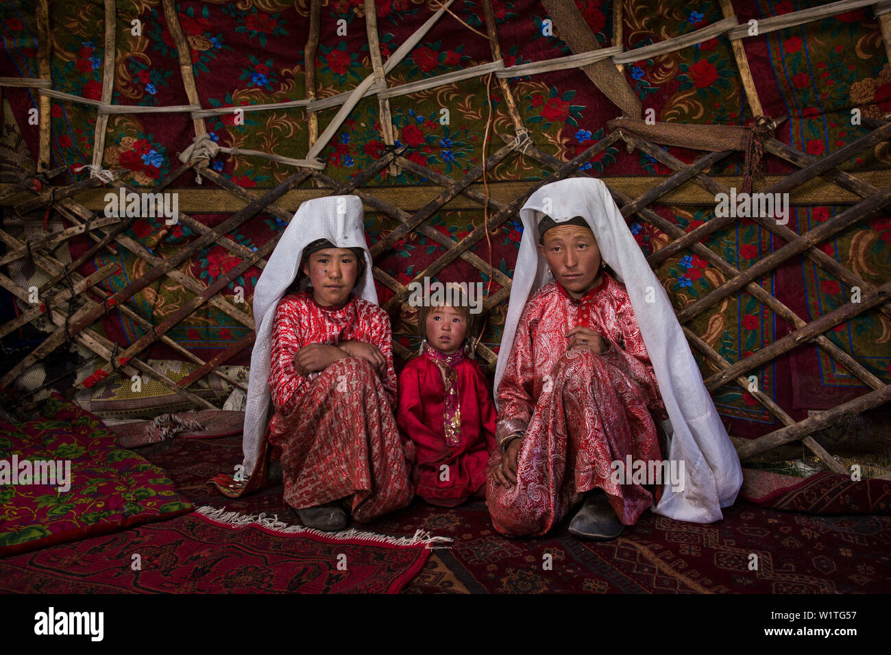Traditional afghanistan dress hi-res stock photography and images - Alamy
