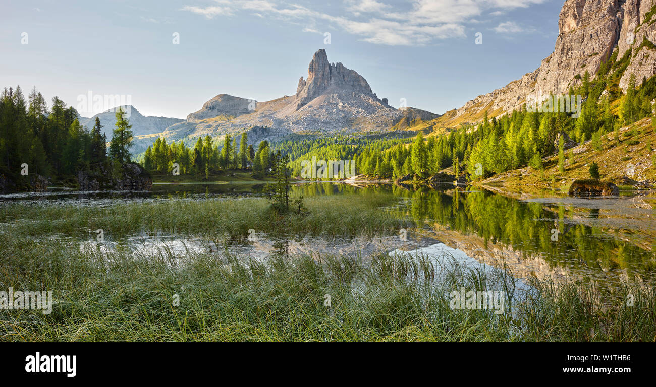 Lago di Croda da Lago Becco di Mezzodì Federa, Veneto, Italy Stock ...