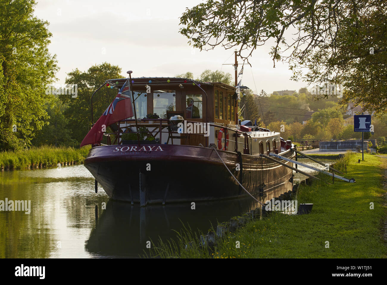Houseboat on the canal hi-res stock photography and images - Alamy