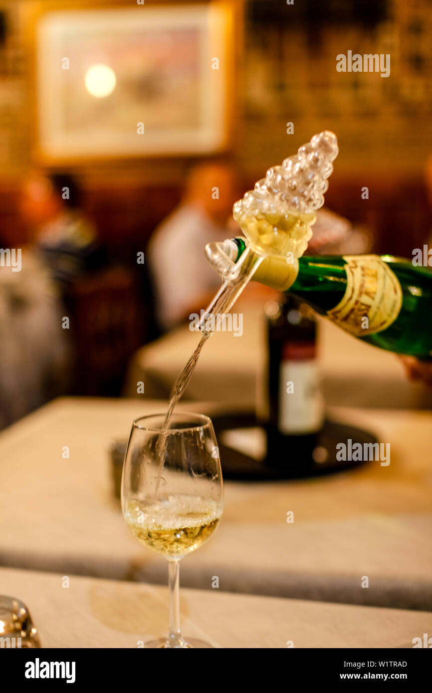 fancy way of pouring wine in the glass, Ristorante Etruria, Piazza dei ...