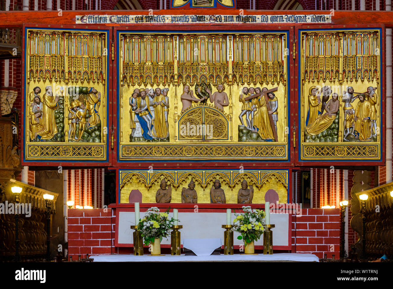 Golden altar hi-res stock photography and images - Alamy