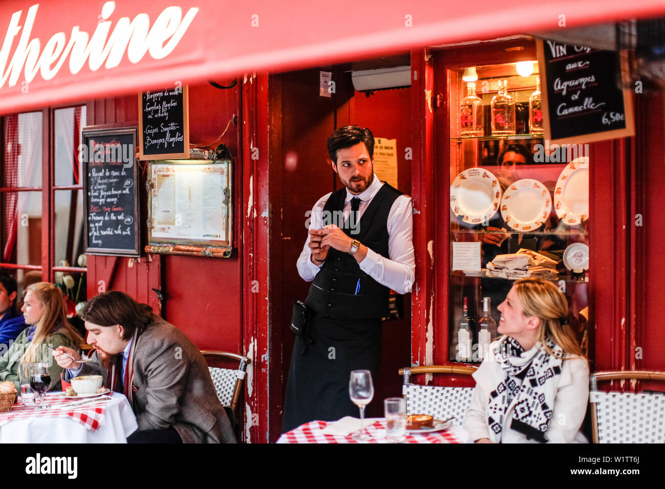 Waiter talking to a tourist at the La Mère Catherine restaurant, Place ...