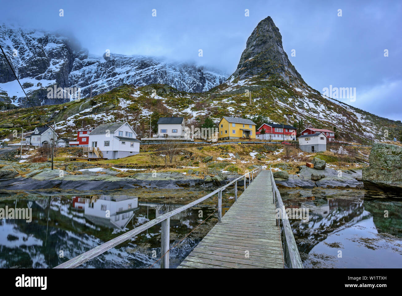 Wooden snow bridges hi-res stock photography and images - Alamy