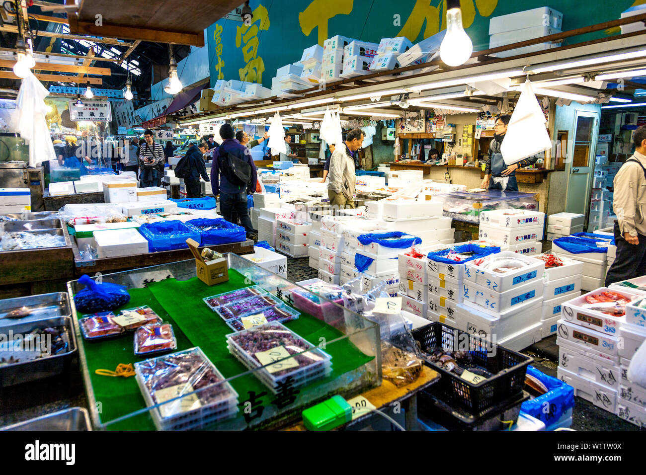 Japanese market vendor hi-res stock photography and images - Alamy