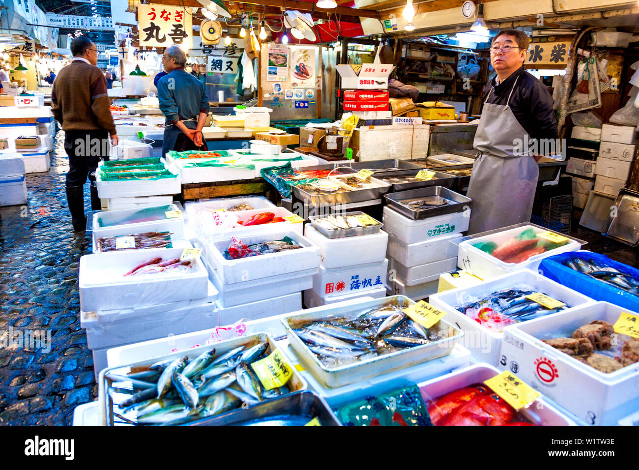 Japan fish market hi-res stock photography and images - Alamy