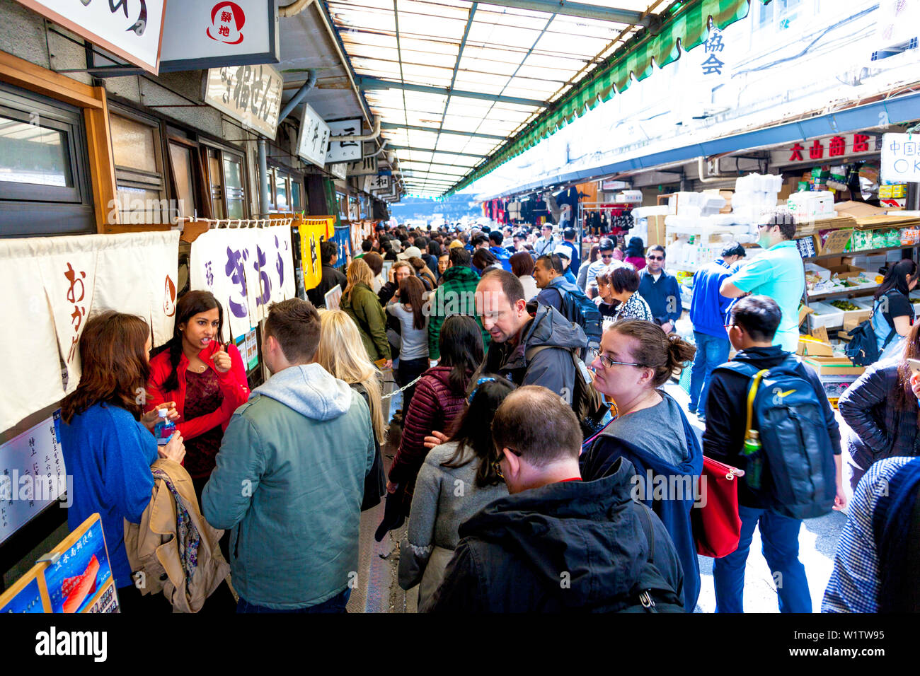 Busy tsukiji market hi-res stock photography and images - Alamy