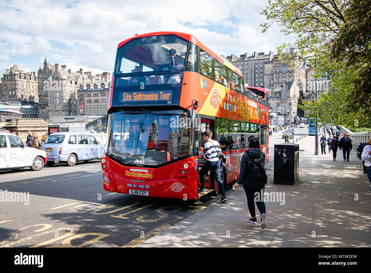 Edinburgh Sightseeing tour bus, Waverley bridge, big red bus Stock ...