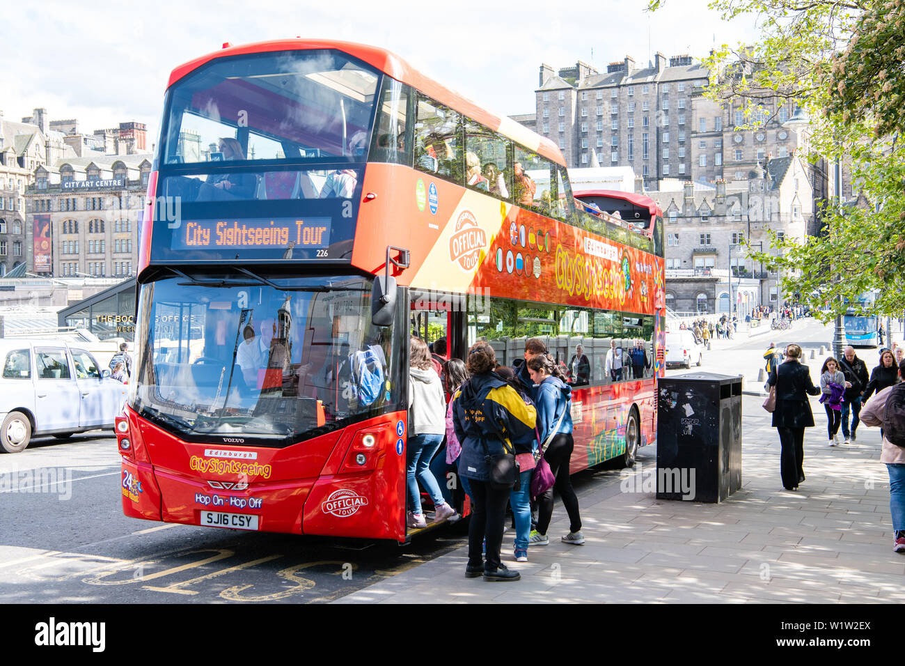 Edinburgh Sightseeing tour bus, Waverley bridge, big red bus Stock ...
