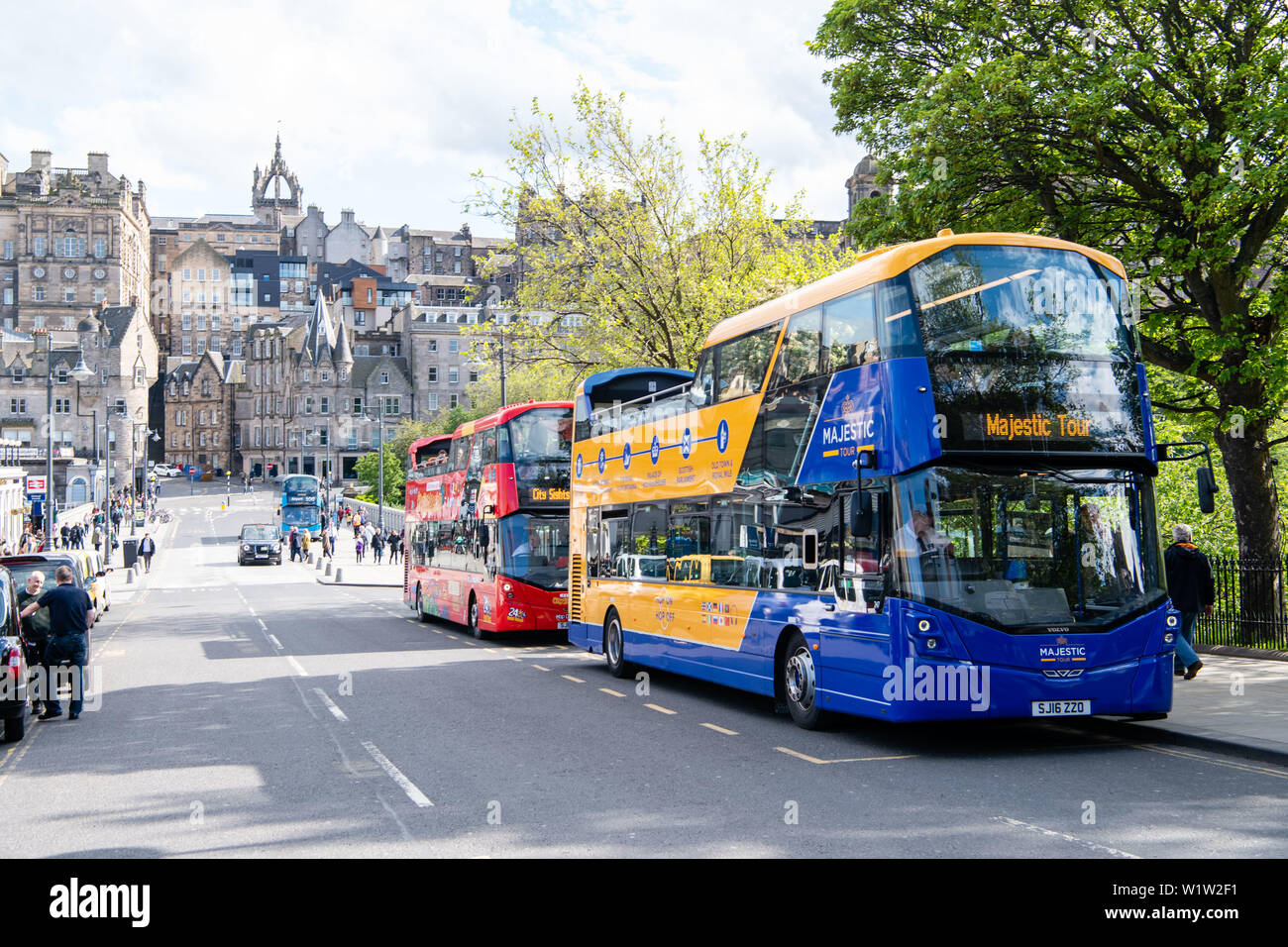 Edinburgh Sightseeing tour bus, Waverley bridge, big red bus Stock ...