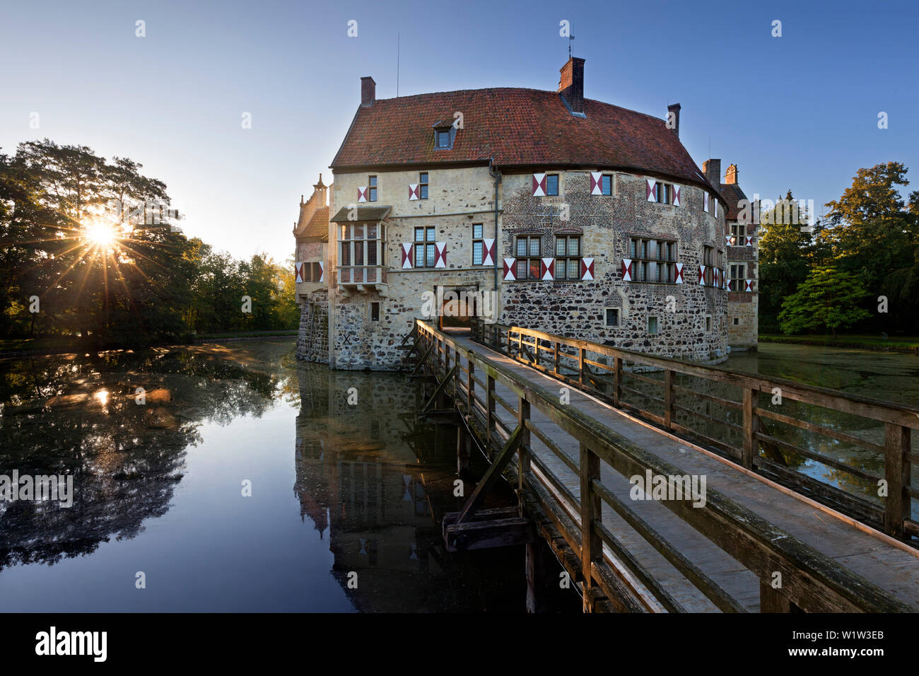 Moated castle vischering hi-res stock photography and images - Alamy