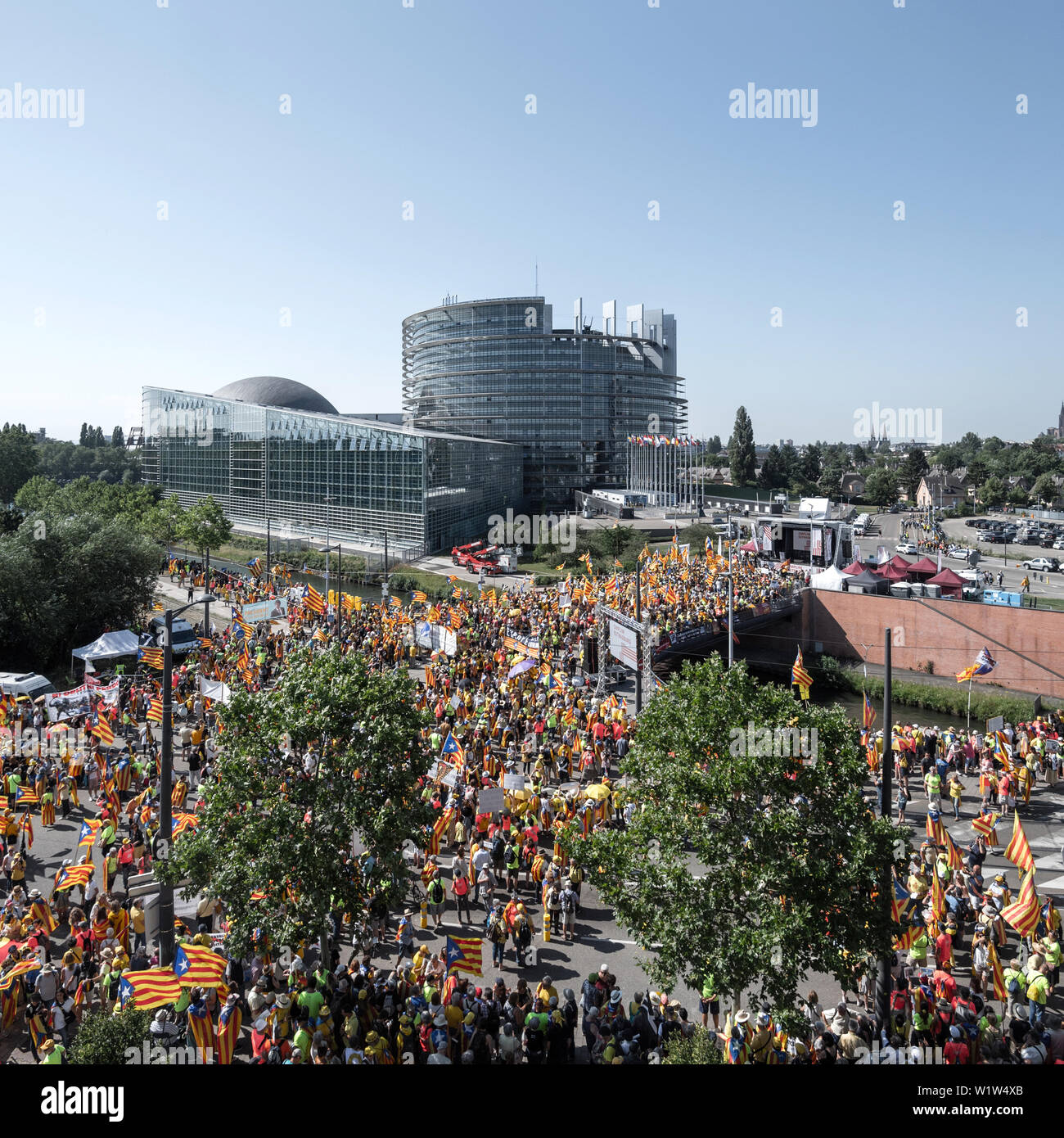 Crowd riot aerial hi-res stock photography and images - Alamy