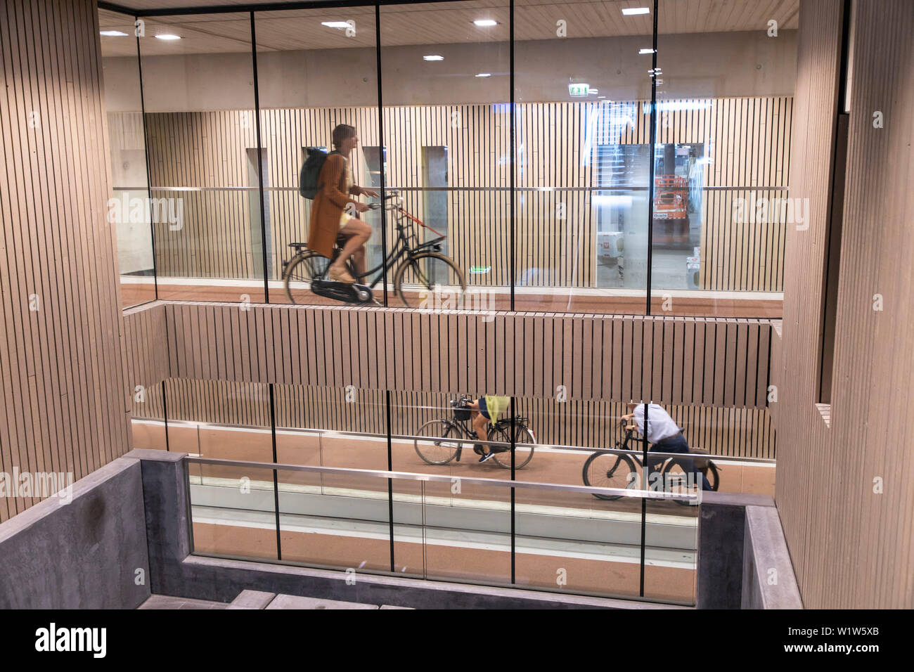 Utrecht station bicycle bike parking hi-res stock photography and ...