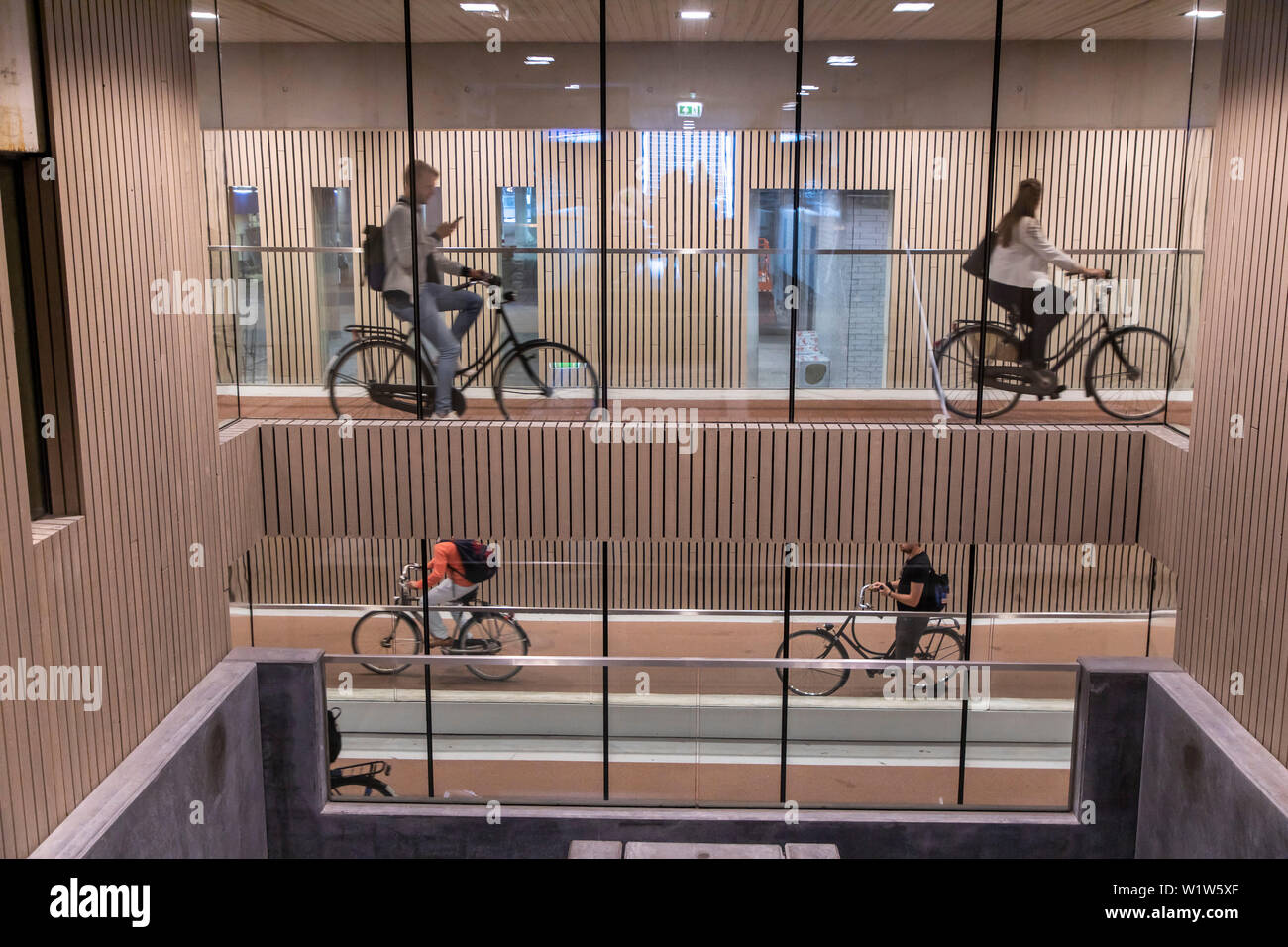 Utrecht station bicycle bike parking hi-res stock photography and ...