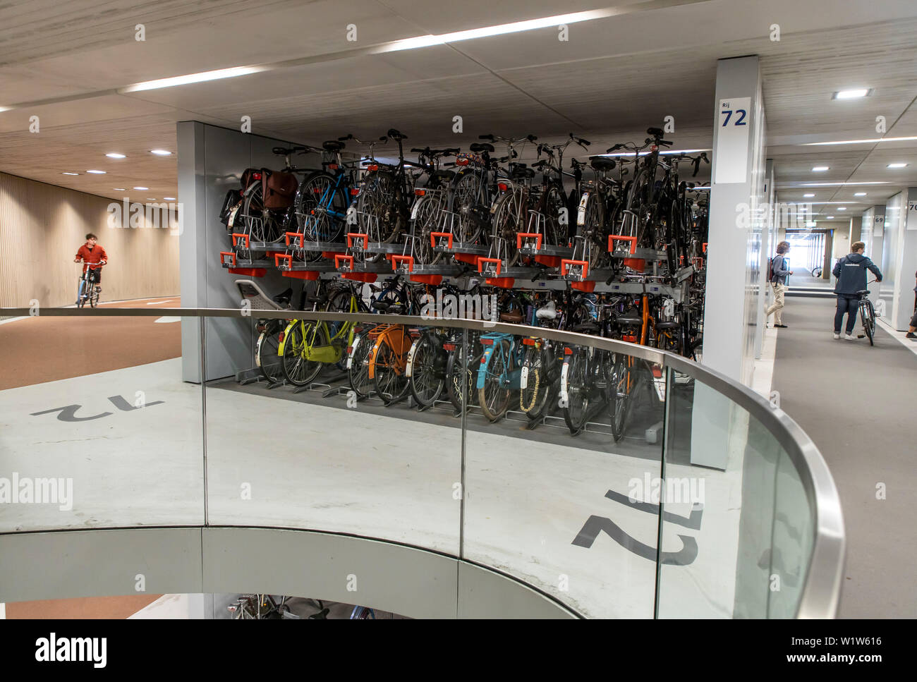 Utrecht station bicycle bike parking hi-res stock photography and ...