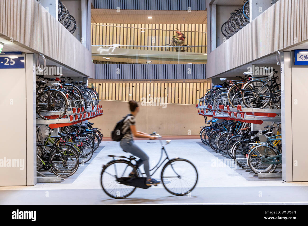 Utrecht station bicycle bike parking hi-res stock photography and ...