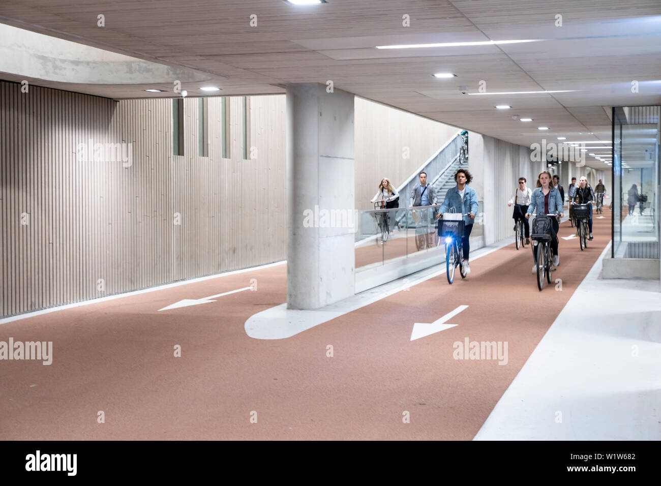 Utrecht station bicycle bike parking hi-res stock photography and ...
