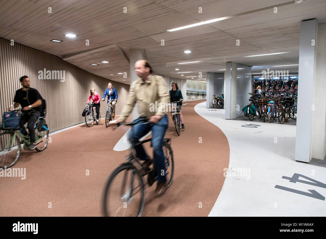 Utrecht station bicycle bike parking hi-res stock photography and ...