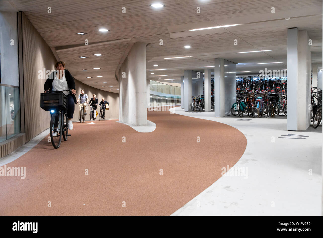 Utrecht station bicycle bike parking hi-res stock photography and ...