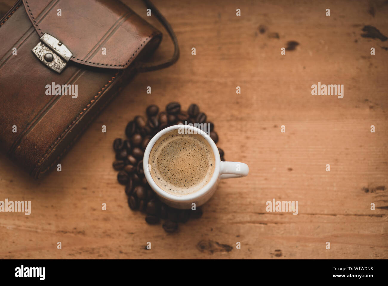 Retro coffee table hi-res stock photography and images - Alamy