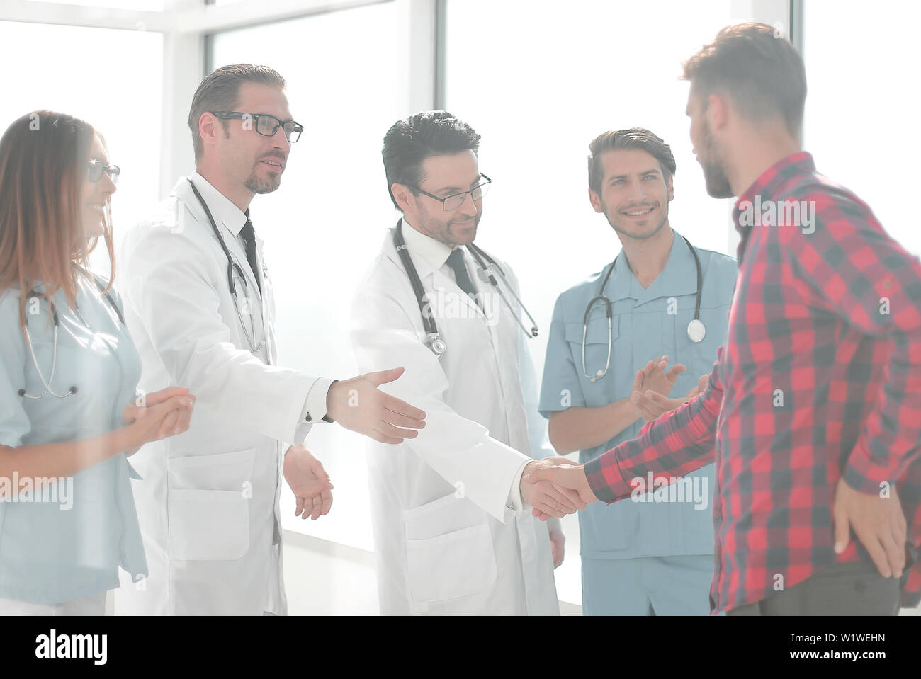 doctors congratulating the patient on recovery Stock Photo - Alamy