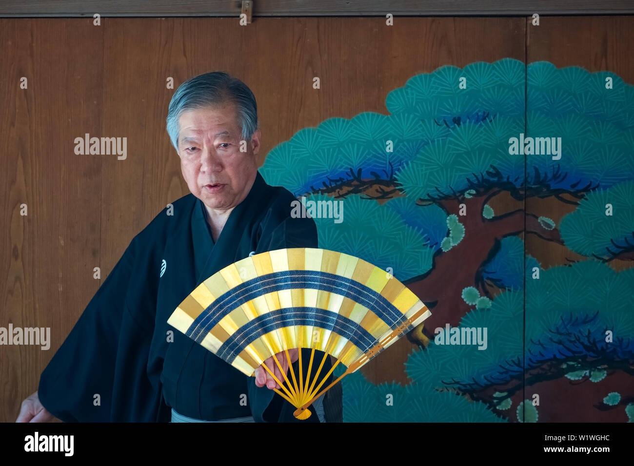 Japanese Fan Dance High Resolution Stock Photography and Images - Alamy