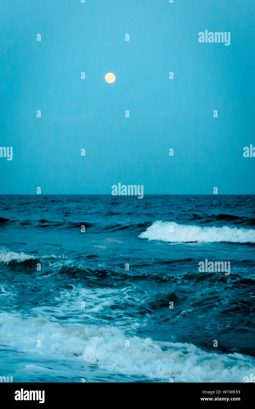 Moon night beach sea waves tide hi-res stock photography and images - Alamy